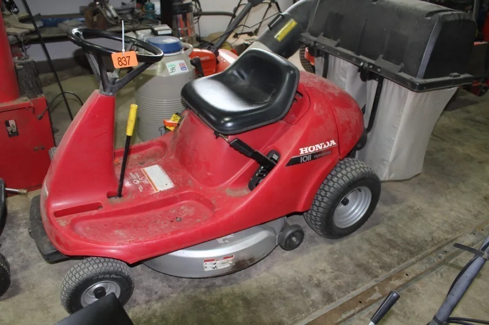 HONDA 1011 HYDRO MOWER W/ LEAF BAGGER - Aucteeno
