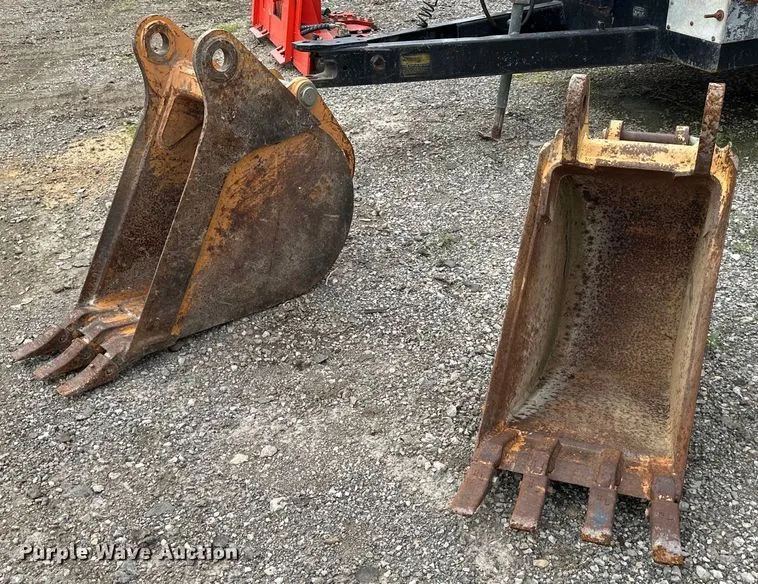 (2) backhoe buckets - Aucteeno