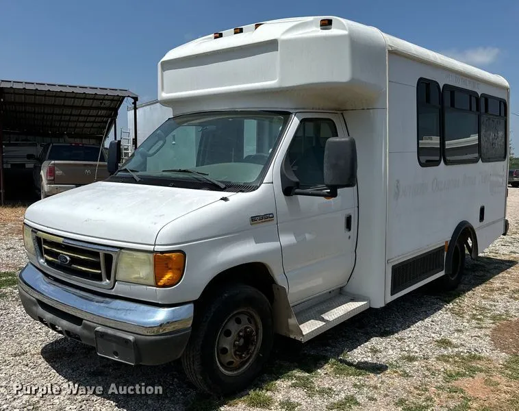 2006 Ford E350 Super Duty shuttle bus - Aucteeno