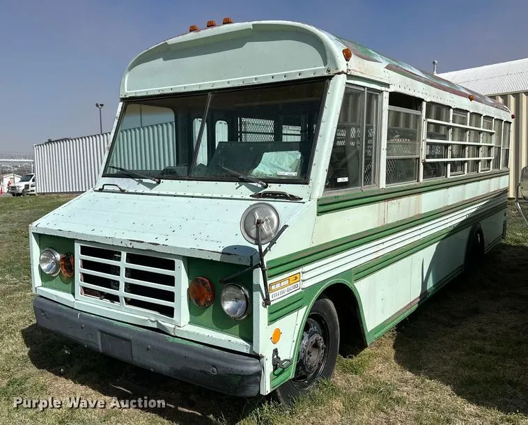 1980 Blue Bird bus - Aucteeno